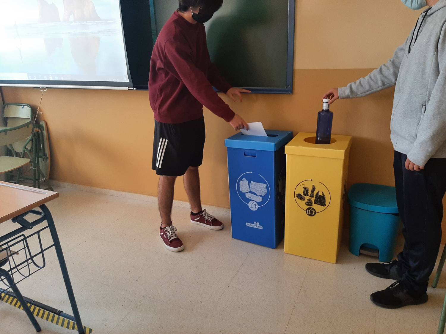 Reparto de papeleras en centros escolares - costadelsol.eco