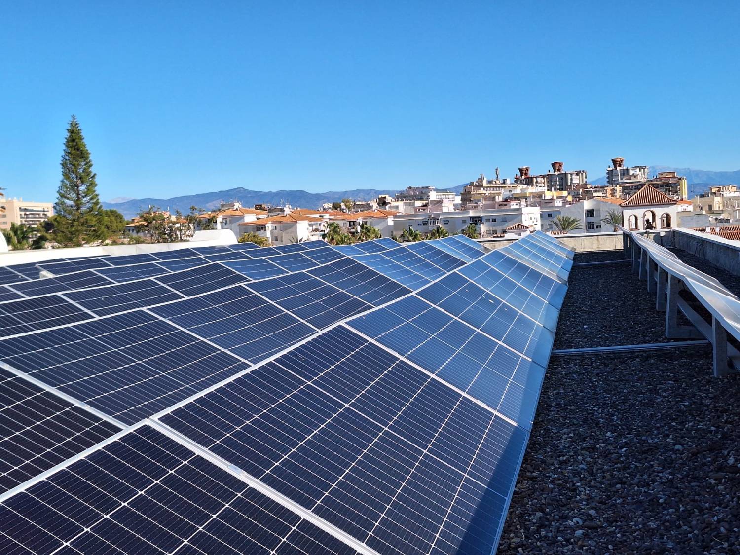 Paneles fotovoltaicos en edificios municipales - costadelsol.eco